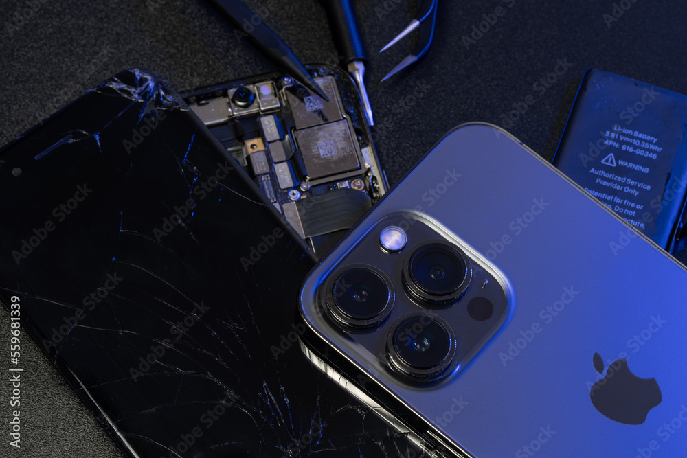Foto de Apple iPhone 13 Pro on top of old iPhone and repair tools do ...