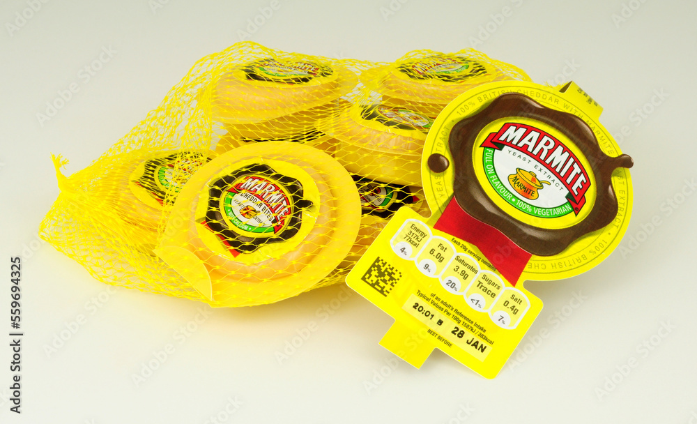 Foto de Marmite yeast extract flavour cheddar cheese bites in 20g ... Foto de Marmite yeast extract flavour cheddar cheese bites in 20g ...