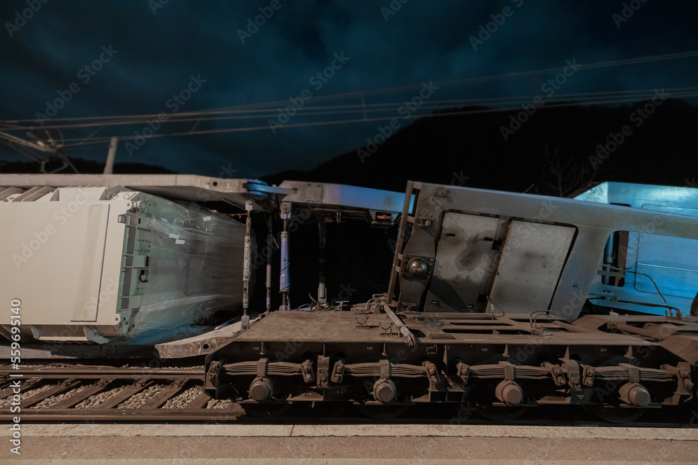 Foto de Heavy and wide load of electric transformer on a special train ...