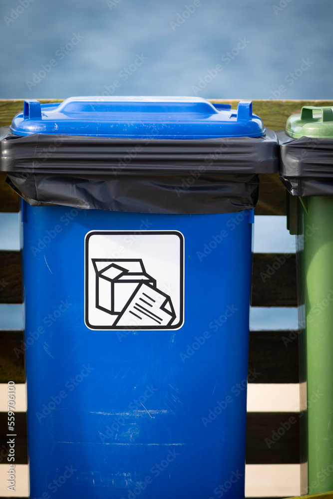 Contenedor para papel y cartón (contenedor azúl) Stock Photo | Adobe Stock