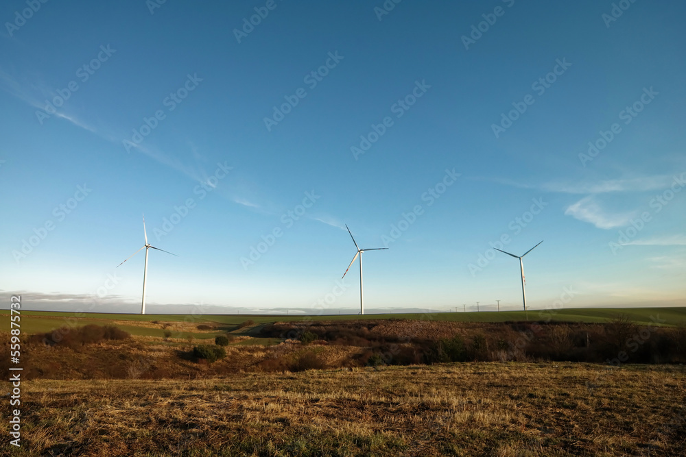 Farma wiatrowa na polach uprawnych. Darmowa energia z wiatru ...