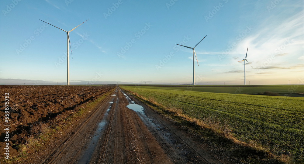 Farma wiatrowa na polach uprawnych. Darmowa energia z wiatru ...