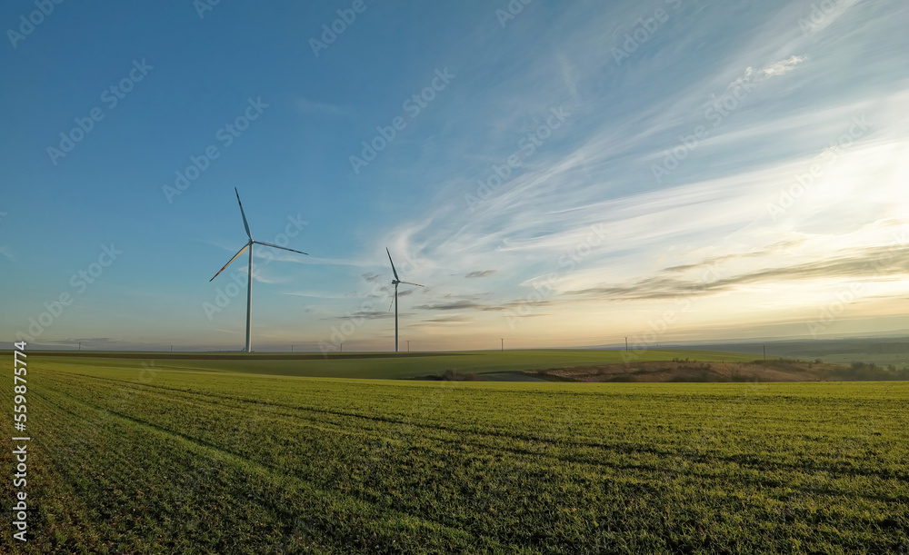 Farma wiatrowa na polach uprawnych. Darmowa energia z wiatru ...