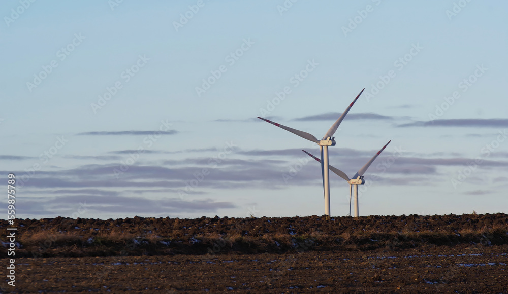 Farma wiatrowa na polach uprawnych. Darmowa energia z wiatru ...