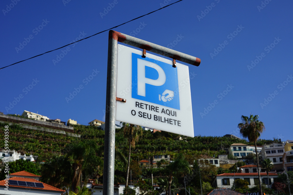 Parking spot - Retire aqui o seu bilhete - Collect your ticket here ...