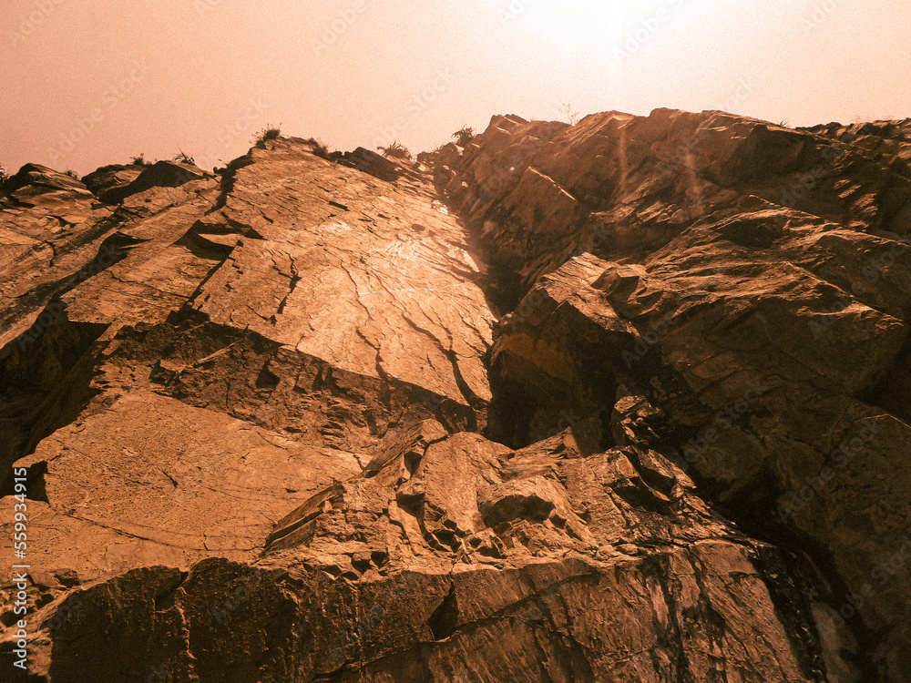 Las montañas de roca son un tipo de montaña formado por rocas sólidas y ...