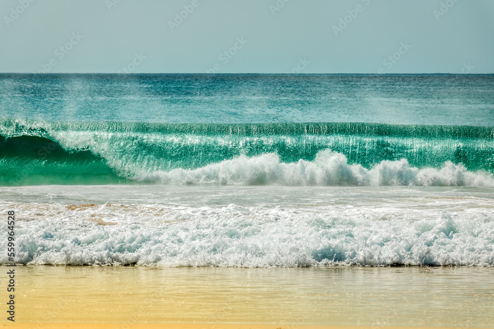 Impressionante movimento da onda no momento em que se quebra. Stock ...