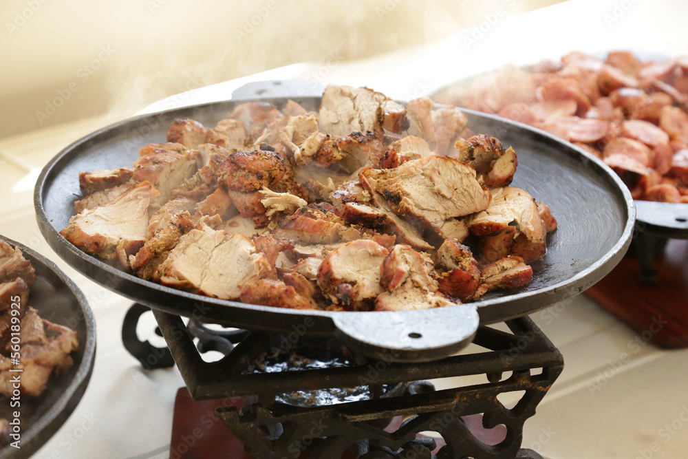 Pratos na mesa com carne na panela e salada lindas de ver. Stock Photo ...