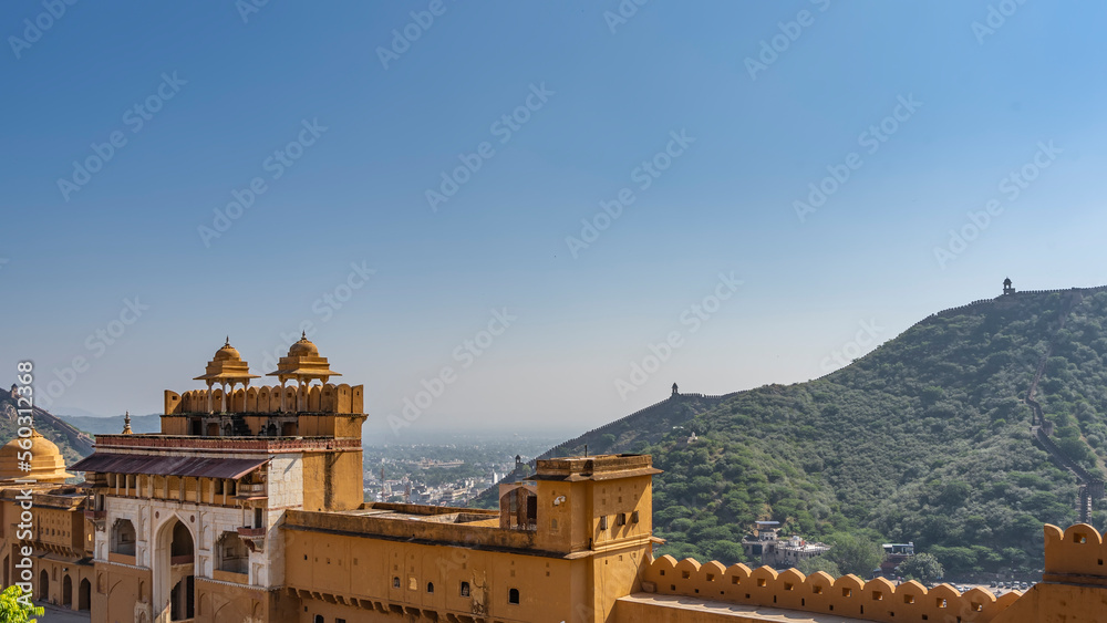 Fotka „The wall of the ancient Amber fort against the blue sky. The ...