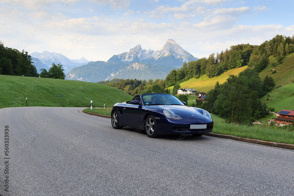 Foto de Berchtesgaden, Germany - July 25, 2021: Blue roadster Porsche ...
