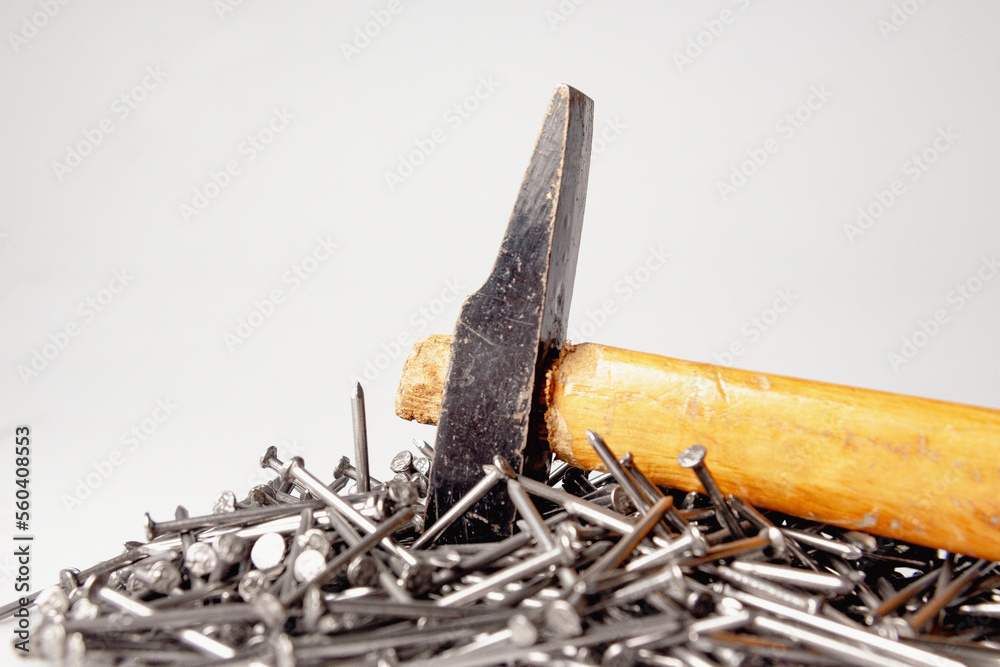 Grupo de clavos de un carpintero amontonados en una mesa blanca de ...