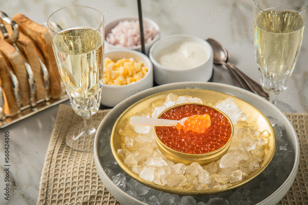 Orange Keta Lachs Kaviar in Dose auf Eis in Glas Schale mit Perlmutt ...