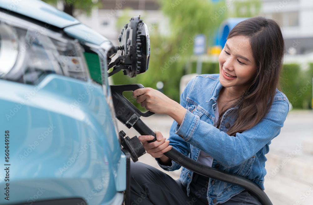 Foto de Asia woman holding AC type 2 power cable plug connect to EV car ...