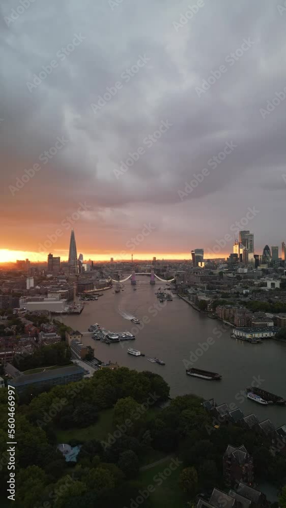 Vídeo do Stock: Aerial vertical shot of Tower Bridge London City ...