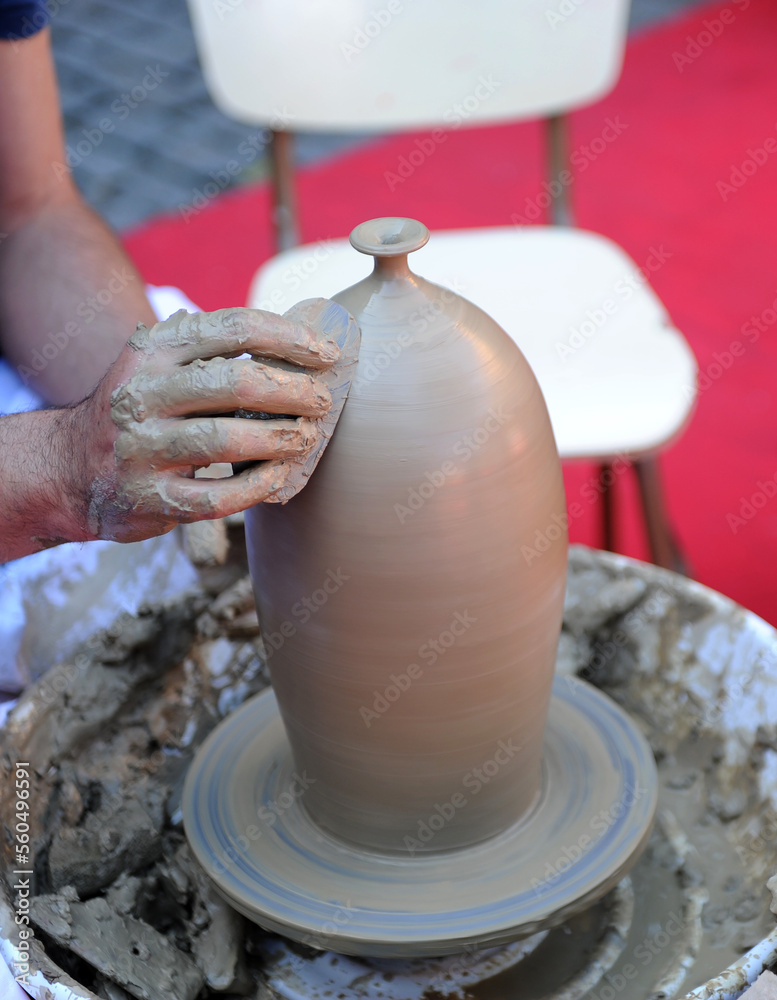 Artesano alfarero usando la cuchilla ovalada para alisar. Alfarero ...