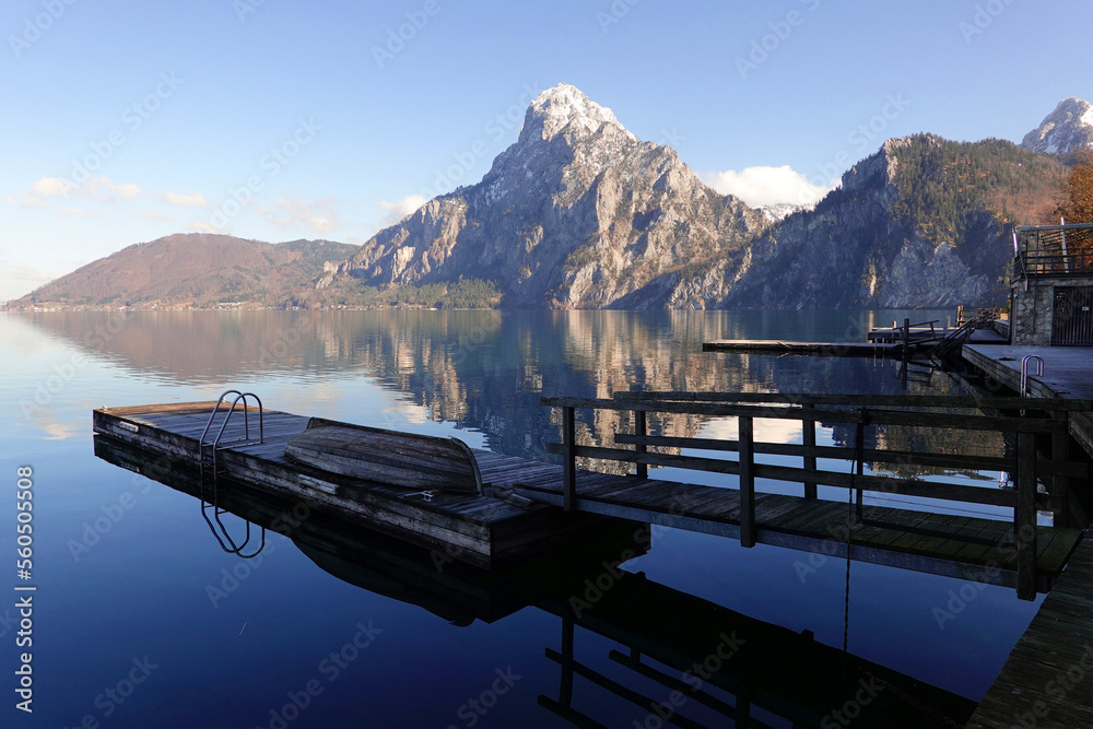Ponton en bois avec barque au bord du lac Traunsee au pied de la ...