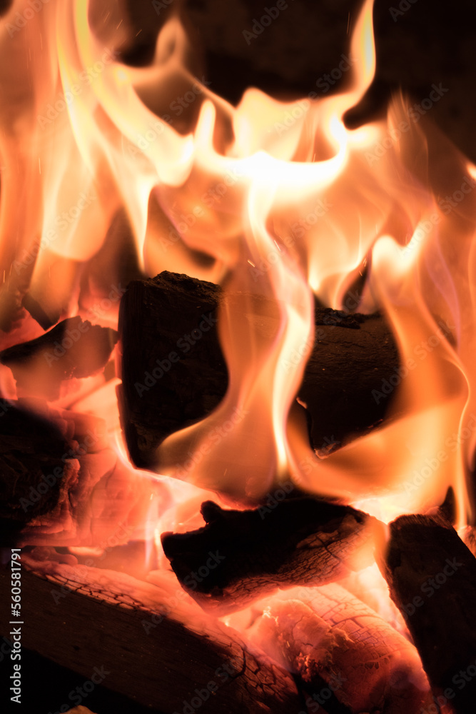 trozos de carbon quemandose apilados, fuego encendiendose al estilo ...