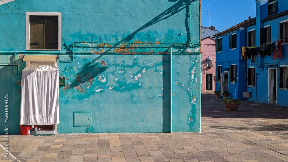 de vielles maisons colorées sur une île italienne avec du linge qui ...