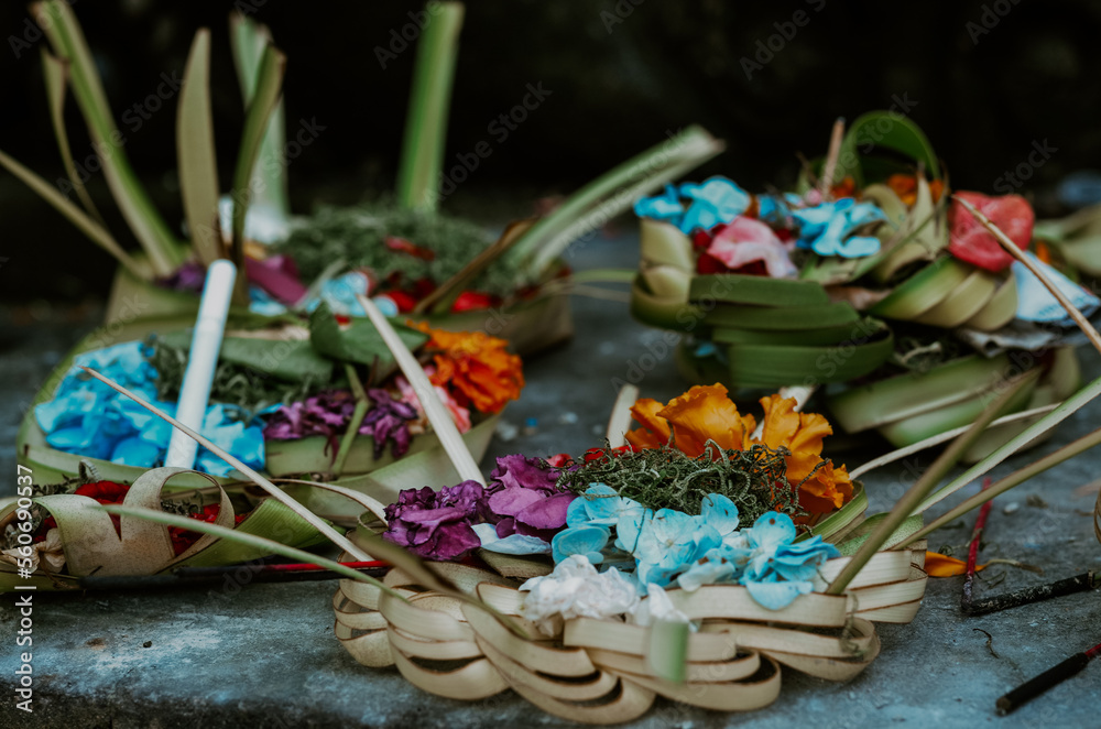 Foto de Traditional Balinese offering Canang Sari on a stone sculpture ...