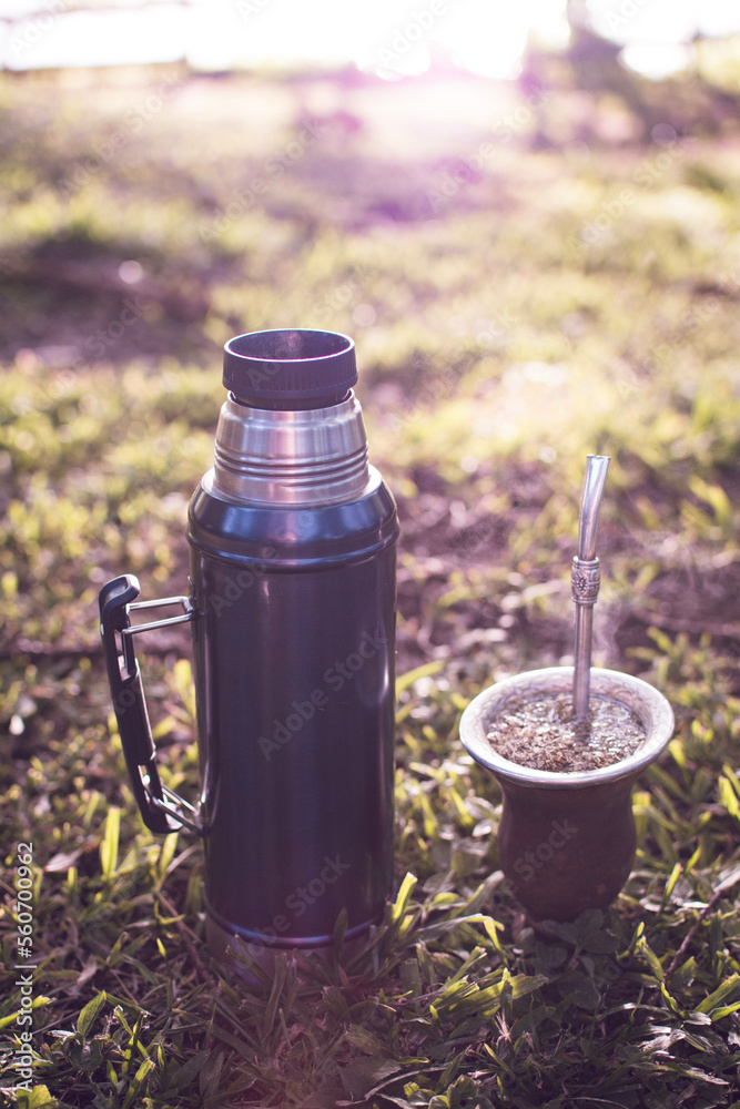 copa de mate y termo, bebida tradicional argentina hecha de yerba mate ...