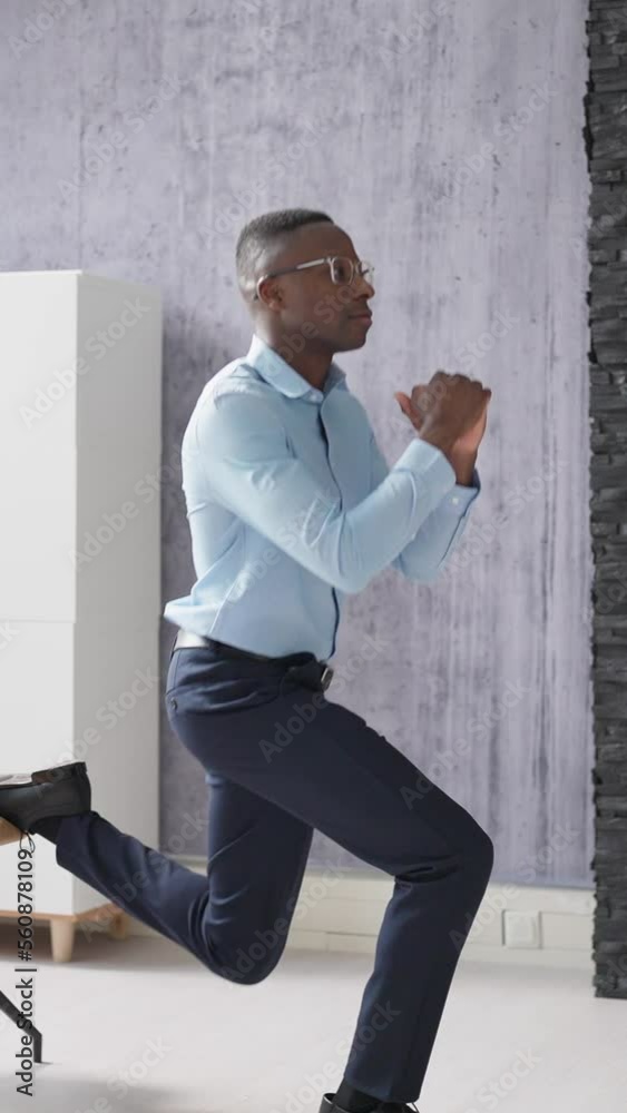 African Squat Employee Doing Bulgarian Split Squat Exercise Stock 비디오 ...