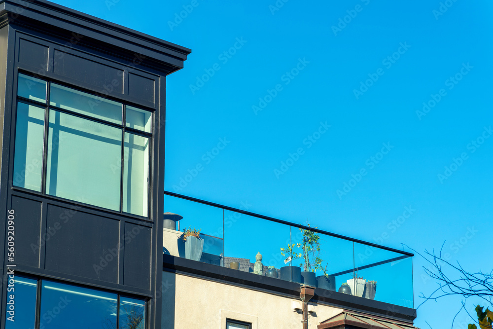 Foto Stock Fancy balcony on front of house with glass pannel railings ...