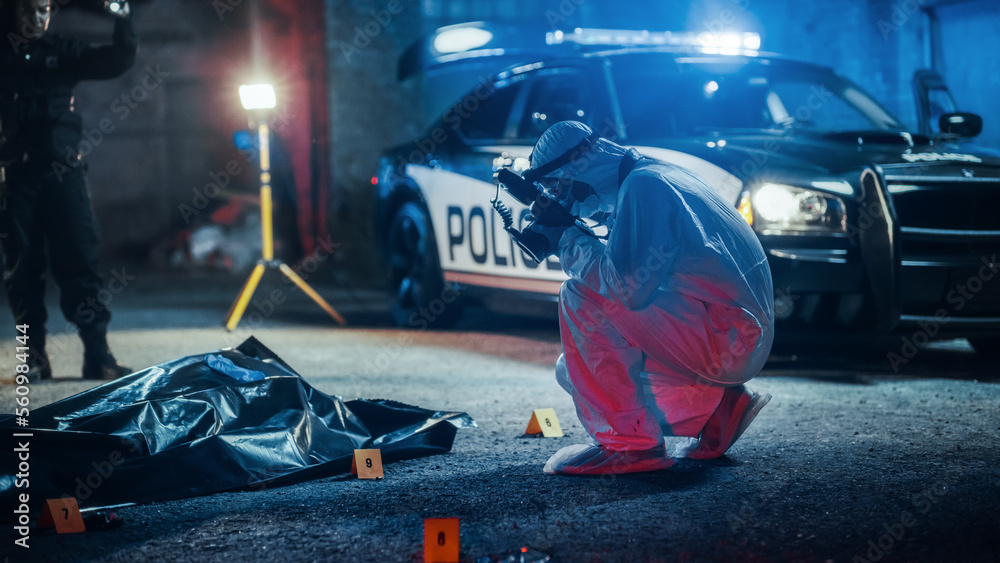 Foto de Crime Scene Investigation Team Working on a Case of Homicide at ...