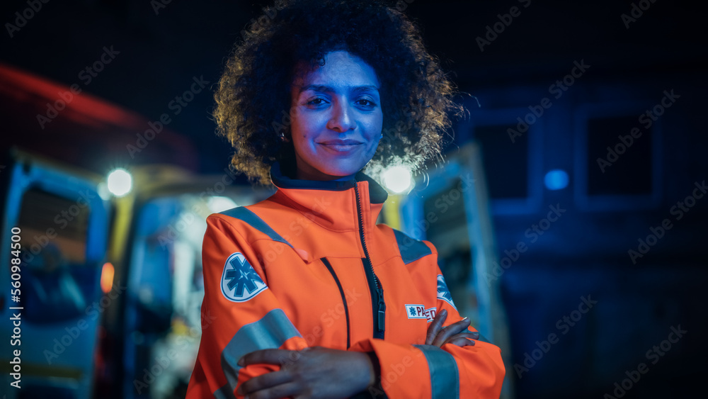 Foto de Medium Shot Portrait: Multiethnic On-site Paramedic Crossing ...