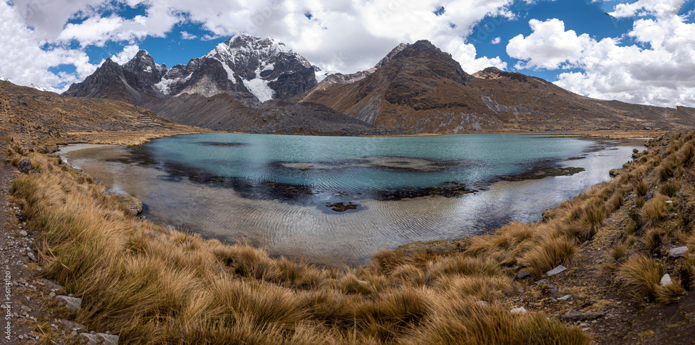 Fotka „Laguna turquesa del tour de 7 lagunas de colores en Quispicanchi ...