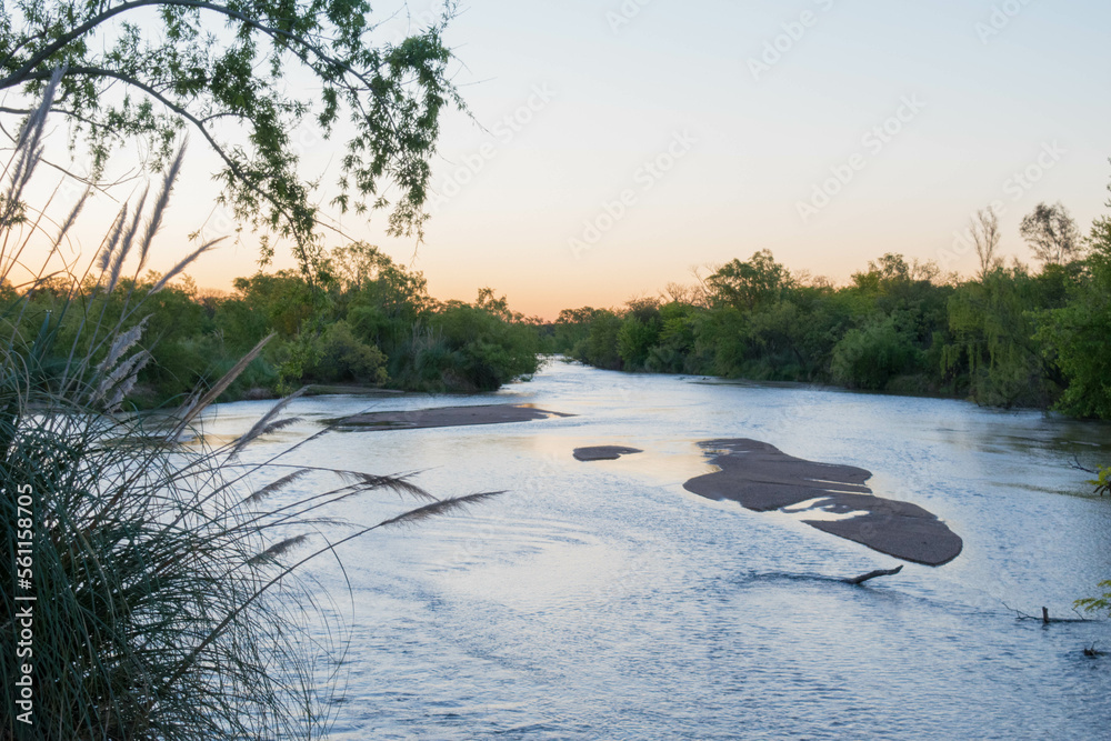 paisaje de verano con un rio de cause ancho y baja profundidad con ...