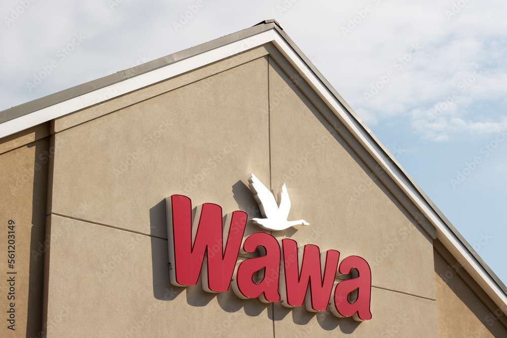 Foto de Malvern, PA, USA - June 26, 2022: Wawa logo is seen at one of ...