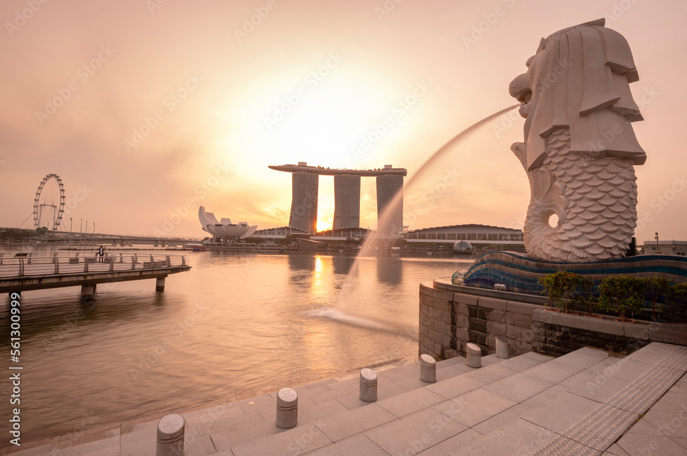 SINGAPORE - 27/12/2565 : Merlion fountain in front of the Marina Bay ...