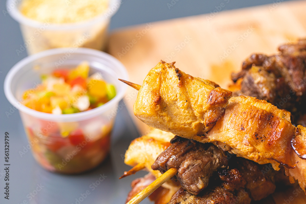 Churrasquinho brasileiro. Espetinhos com carne bovina e carne de frango ...