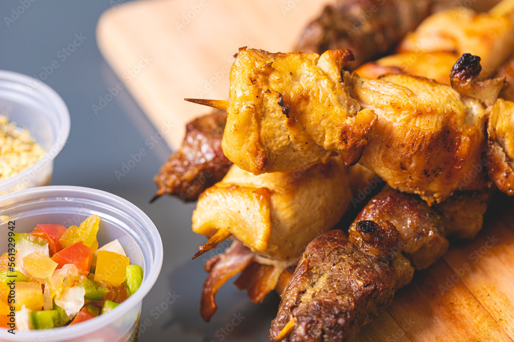 Churrasquinho brasileiro. Espetinhos com carne bovina e carne de frango ...