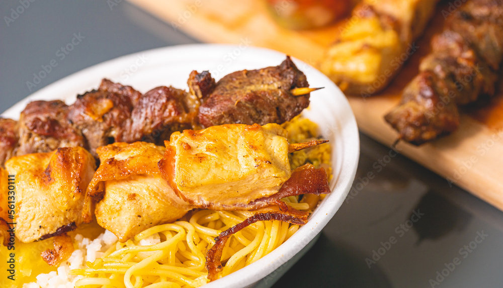 Churrasquinho brasileiro. Espetinhos com carne bovina e carne de frango ...