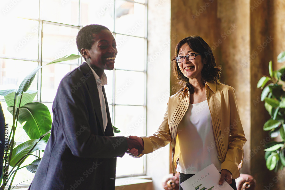 Foto de Diverse Colleagues bonding in the Office handshaking do Stock ...
