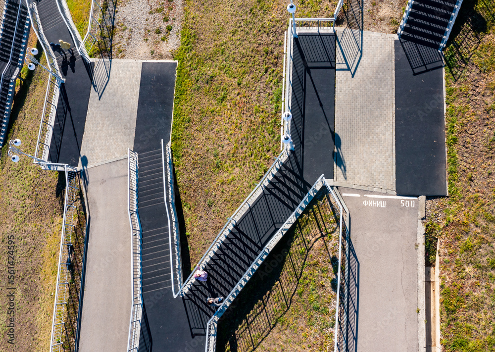 Foto de geometry of roads in the form of a serpentine, an asphalt road ...
