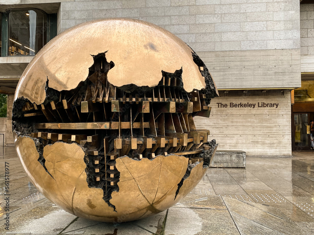 Trinity College in Dublin, Ireland, Sfera con Sfera (Sphere Within ...