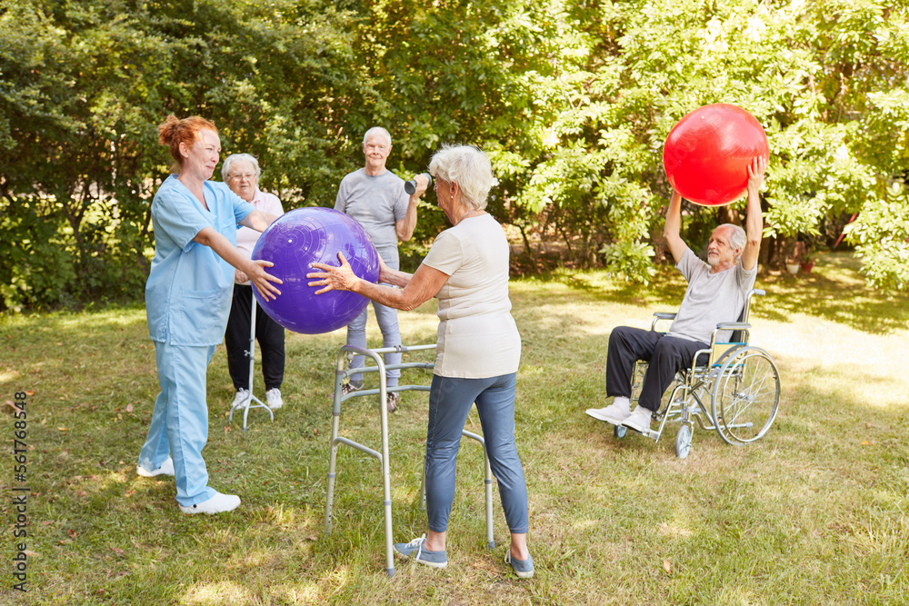 Gruppe Senioren macht Übung mit Gymnastikball Stock Photo | Adobe Stock
