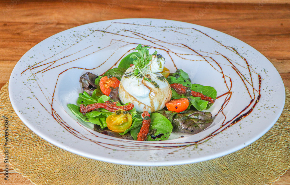 Foto de Burrata - queso italiano, que es una combinación excelente de ...