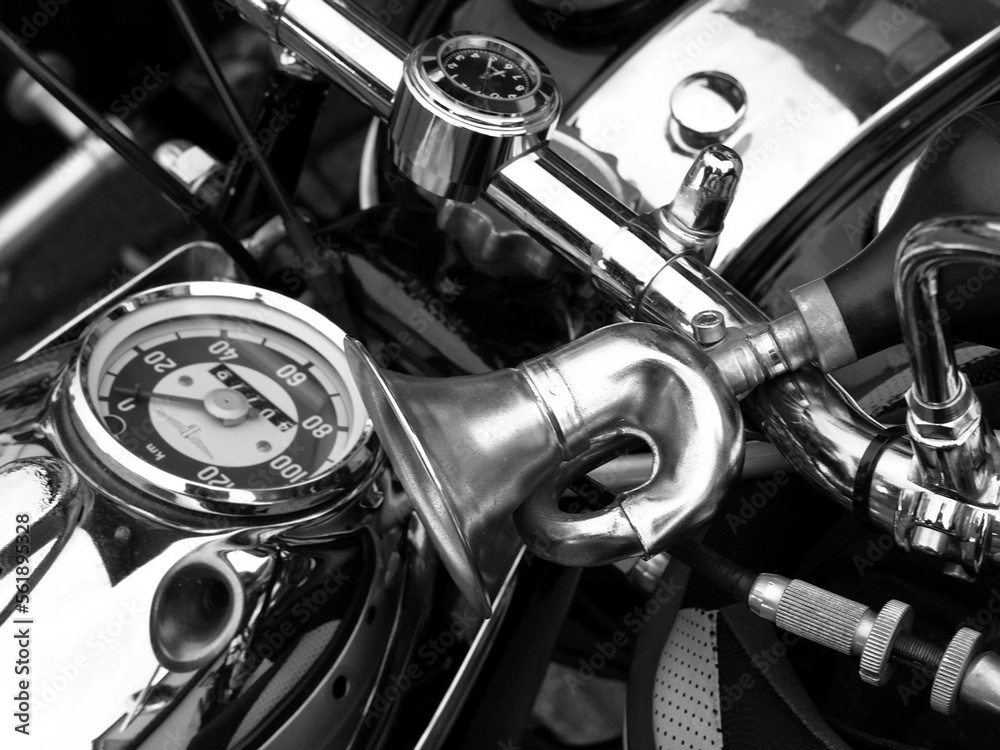 Hupe aus Chrom und Tachometer eines alten Motorrad der Fünfziger Jahre ...