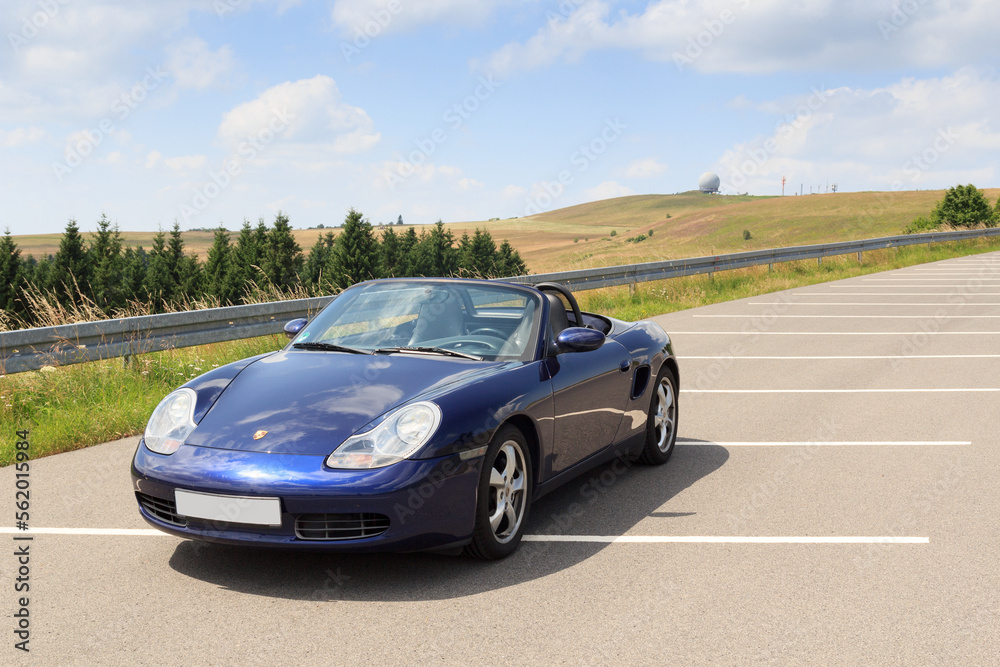 Foto de Gersfeld, Germany - July 23, 2021: Blue roadster Porsche ...