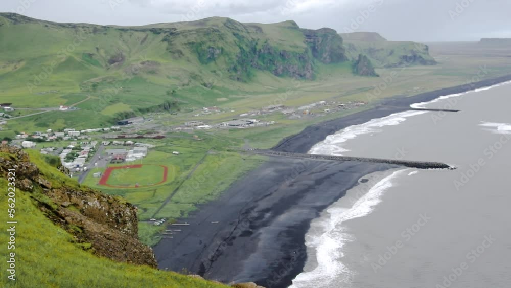 Vidéo Stock Static landscape view of the small town of Vík í Mýrdal ...