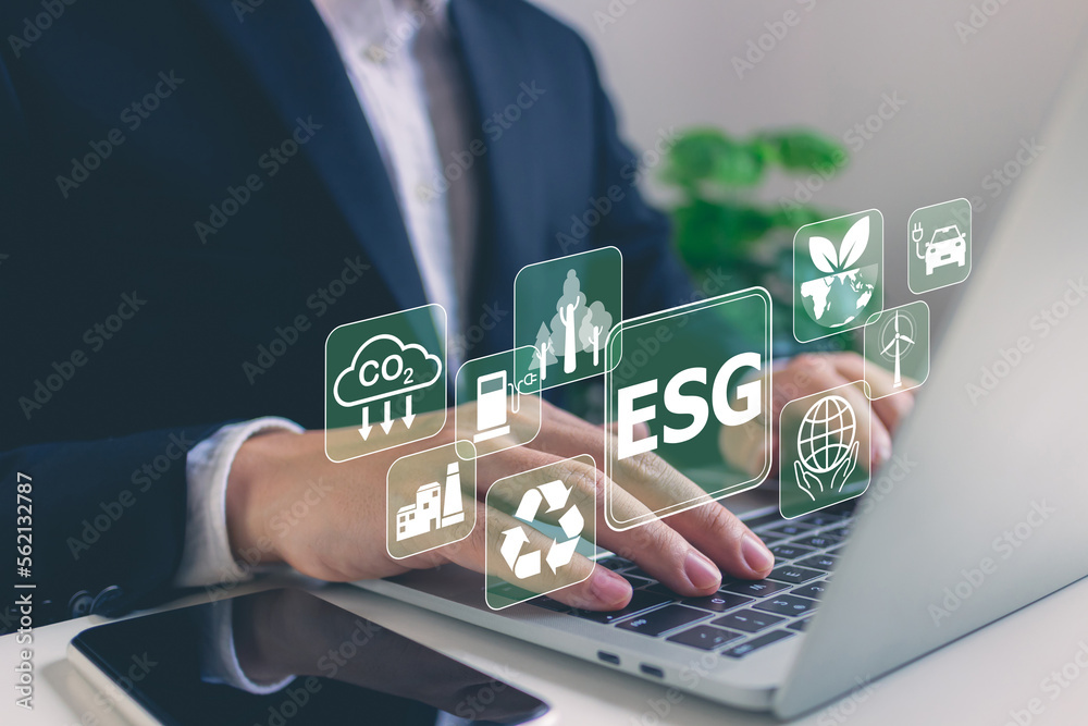 Foto de Businessman analyze investment sustainability ESG icons.ESG ...