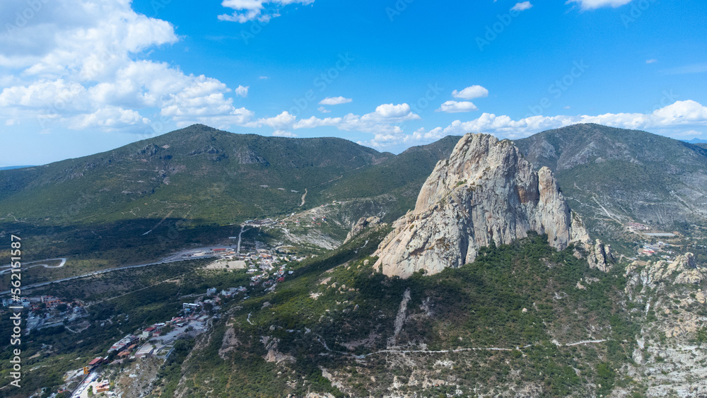 Vista aerea de Peña de Bernal, pueblo magico en mexico. Querétaro ...