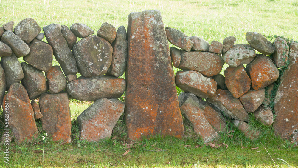 Muro tradicional de rocas y piedras en parcela rural Stock Photo ...