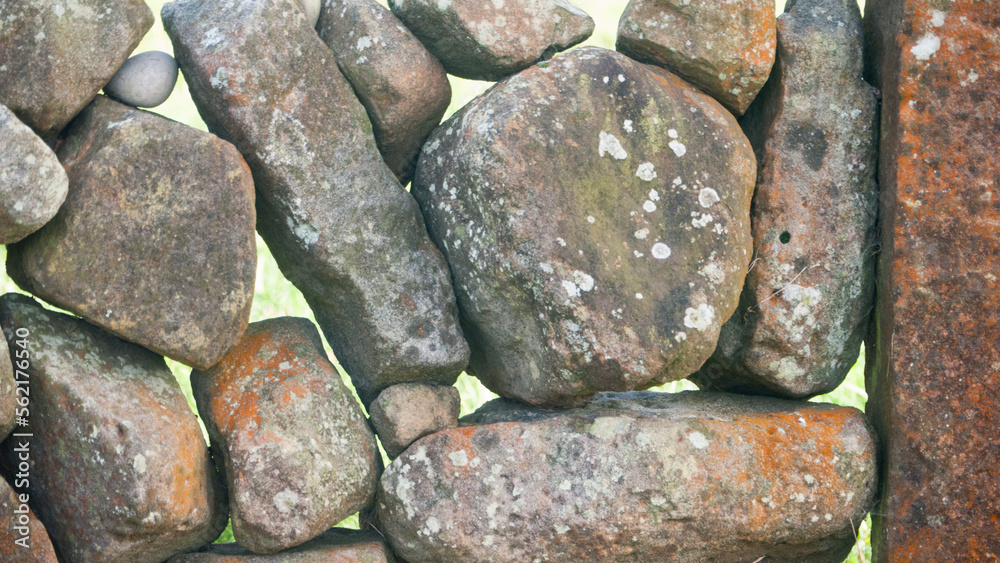 Muro tradicional de rocas y piedras en parcela rural Stock Photo ...