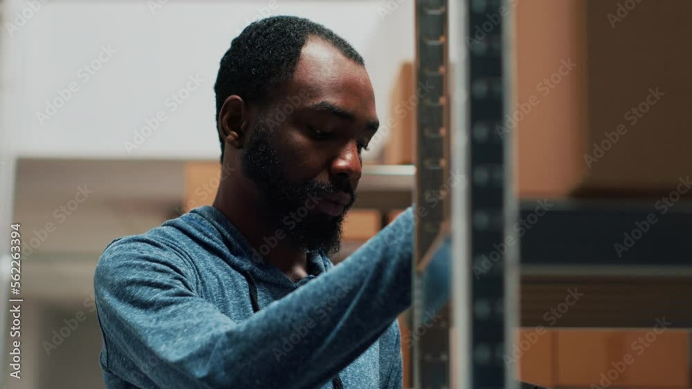 Vidéo Stock African american worker using scanner and tablet to check ...