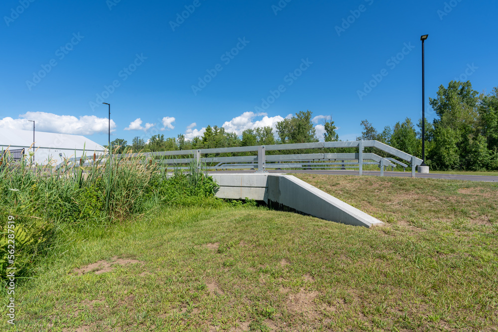 Foto de Three sided precast concrete bridge with guide rails installed ...
