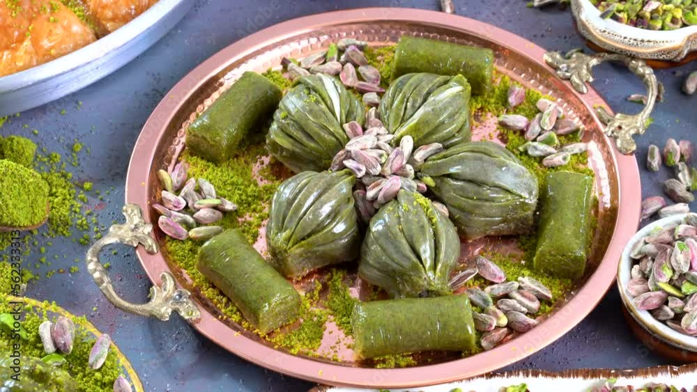 Traditional turkish baklava pistachio pastry. Dilberdudagi, ozel kesim ...